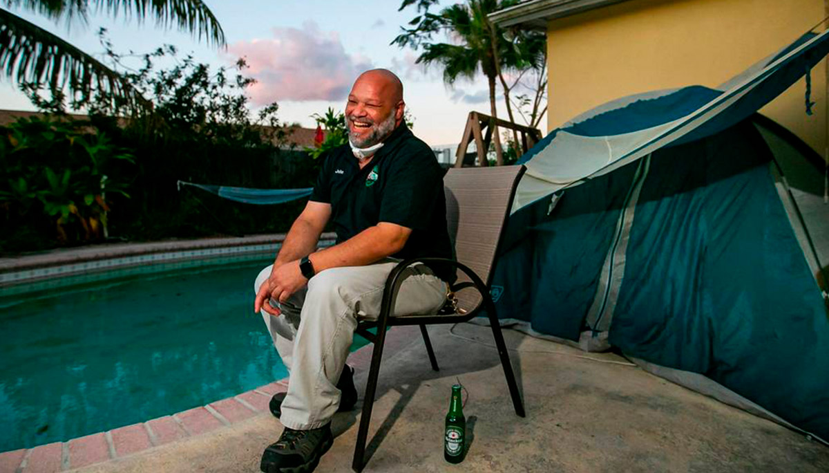 John Delgado, el hombre que ha acampado en su patio para no contagiar ...